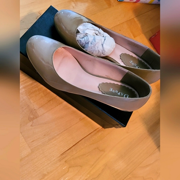 daphne | Shoes | Daphne Designer Tan Mini Short Heel Pumps Size 8 ...